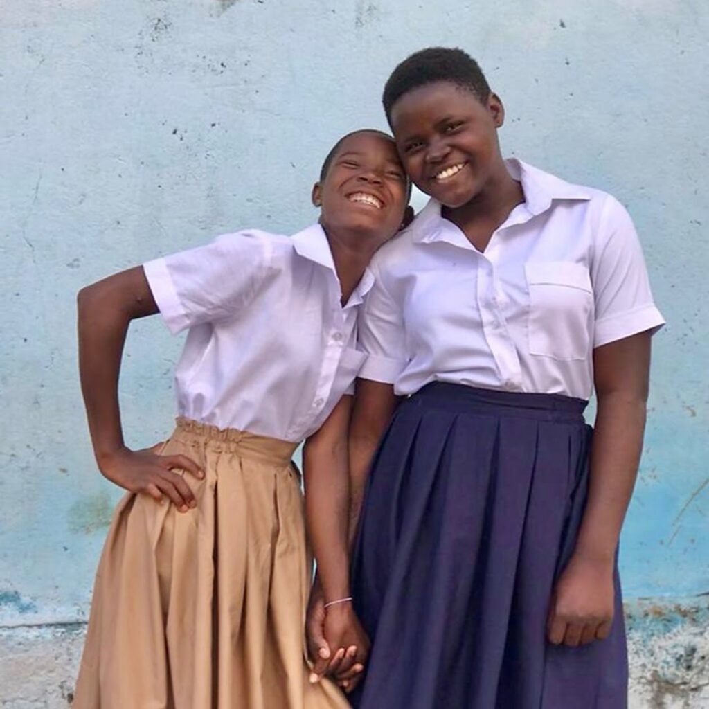 Uniformes escolares adaptables contra la deserción escolar