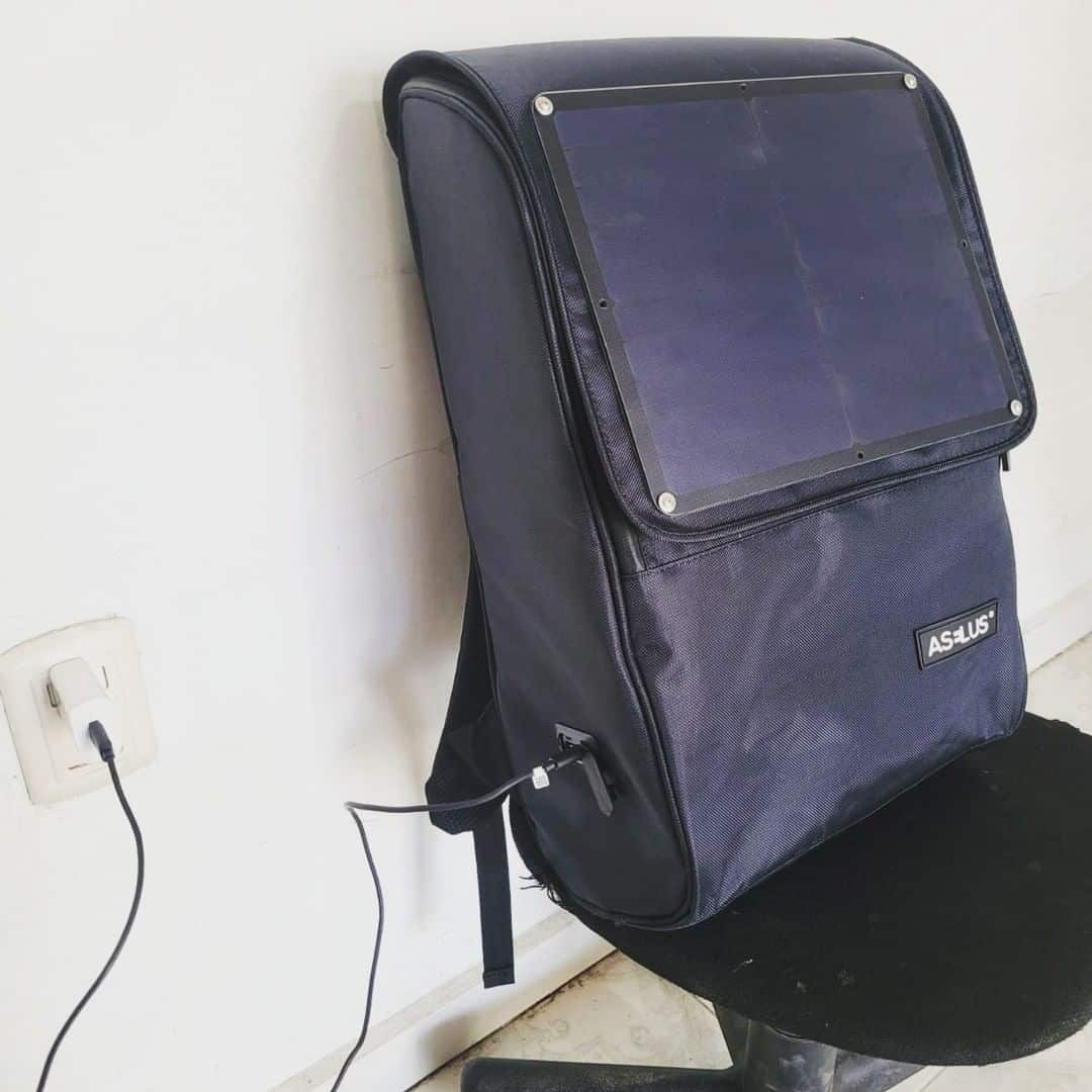 Aselus: primera mochila solar hecha de piel de cactus
