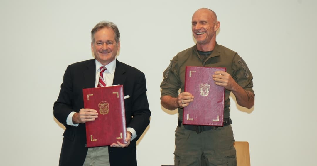 Earthrace Conservation Organization colabora con MIAMBIENTE