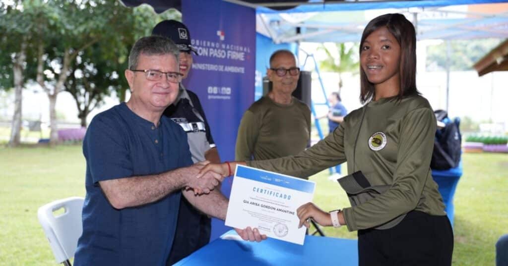 Nuevos guardaparques se unen a la misión de proteger el recurso natural ...