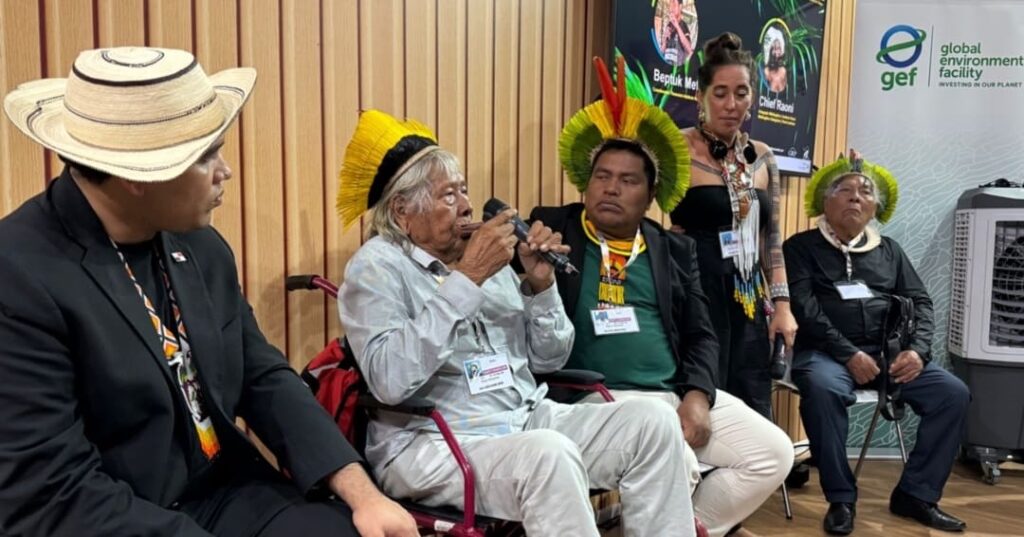 Cacique Raoni alza la voz durante la reciente COP en Brasil