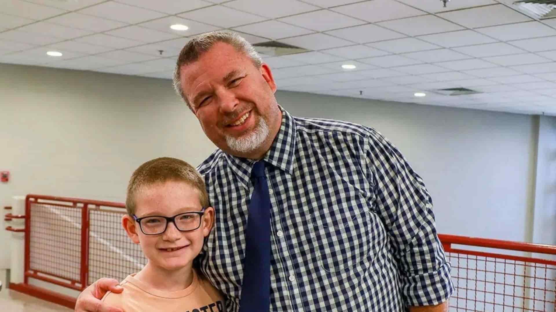 Scott Johnson imprime prótesis de mano en laboratorio 3D